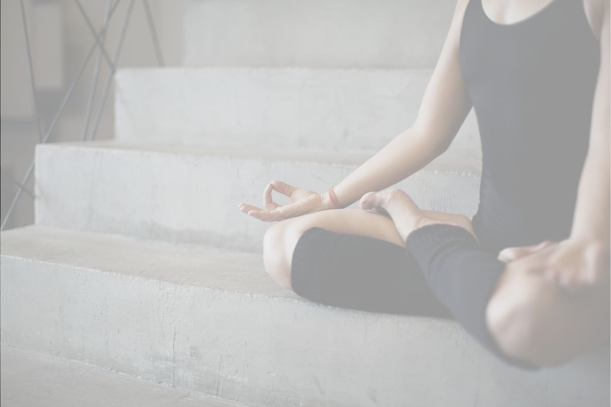 How to keep your knees safe in yoga: A beginner’s guide - Ellie Smith Yoga